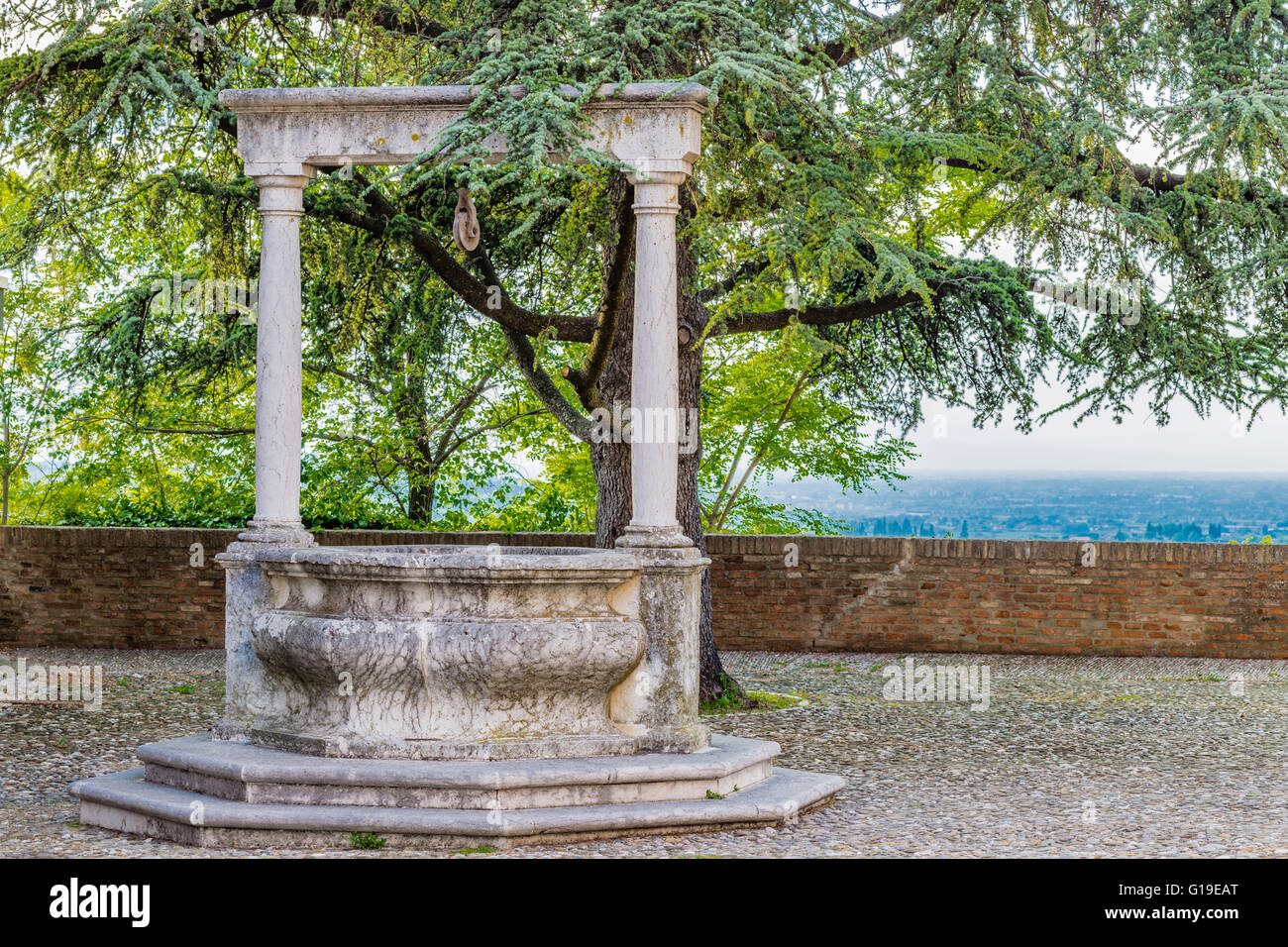 Medieval well village hi-res stock photography and images - Alamy