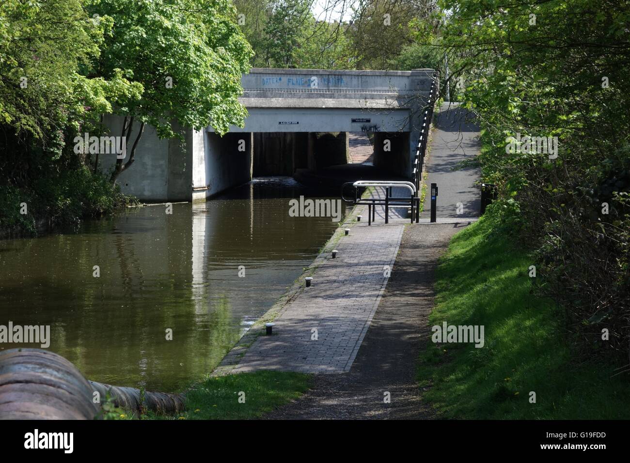 Road bridge over canal hi-res stock photography and images - Alamy