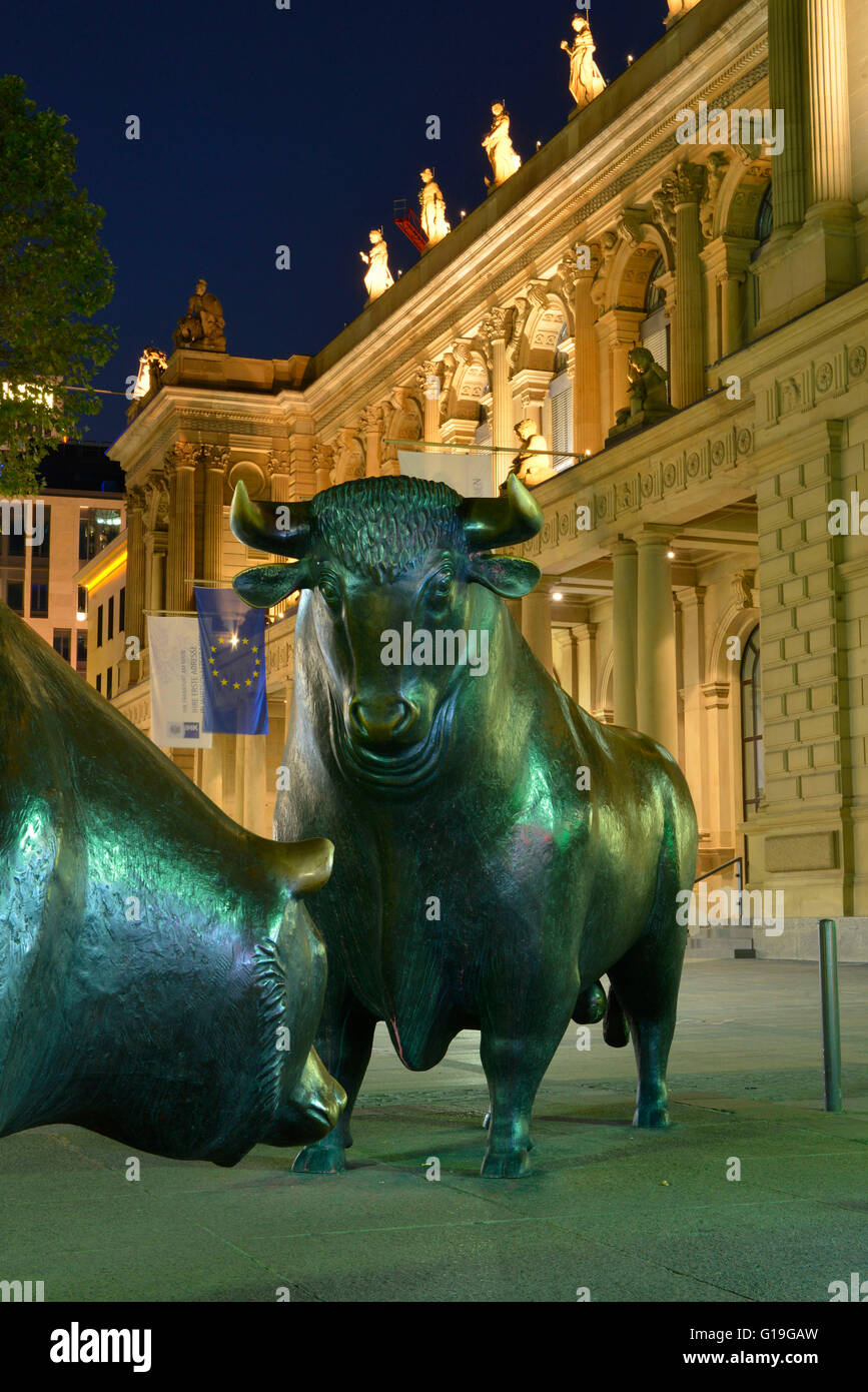 Bull and bear sculptures hi-res stock photography and images - Alamy