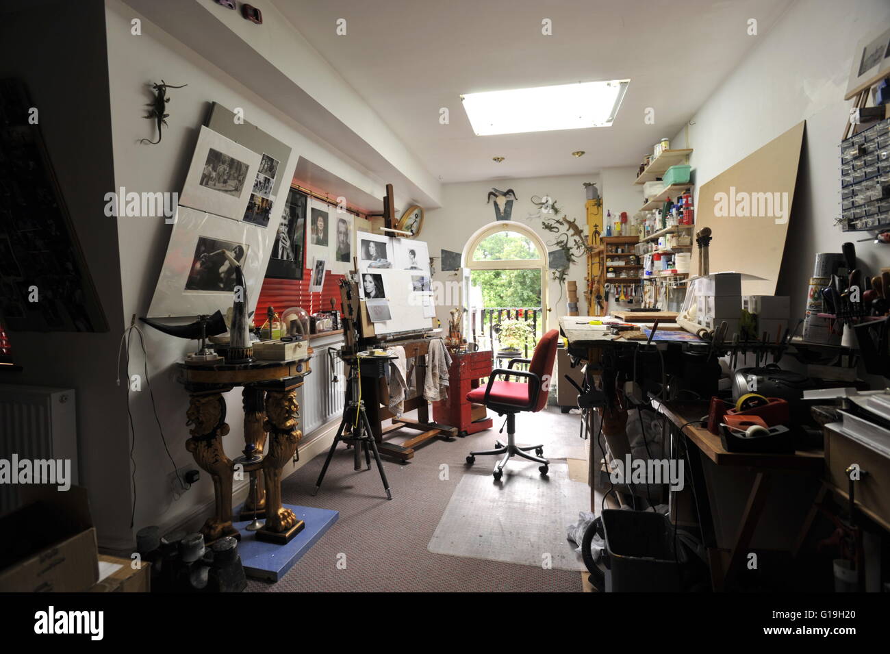 Artist with easel hi-res stock photography and images - Alamy