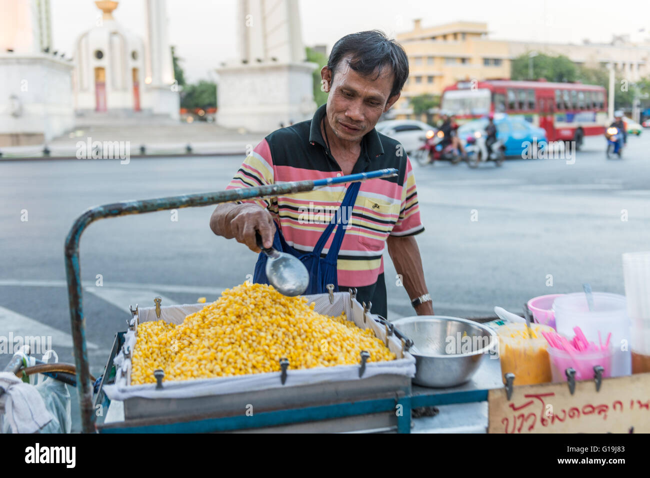 Man cooking on streets hi-res stock photography and images - Alamy