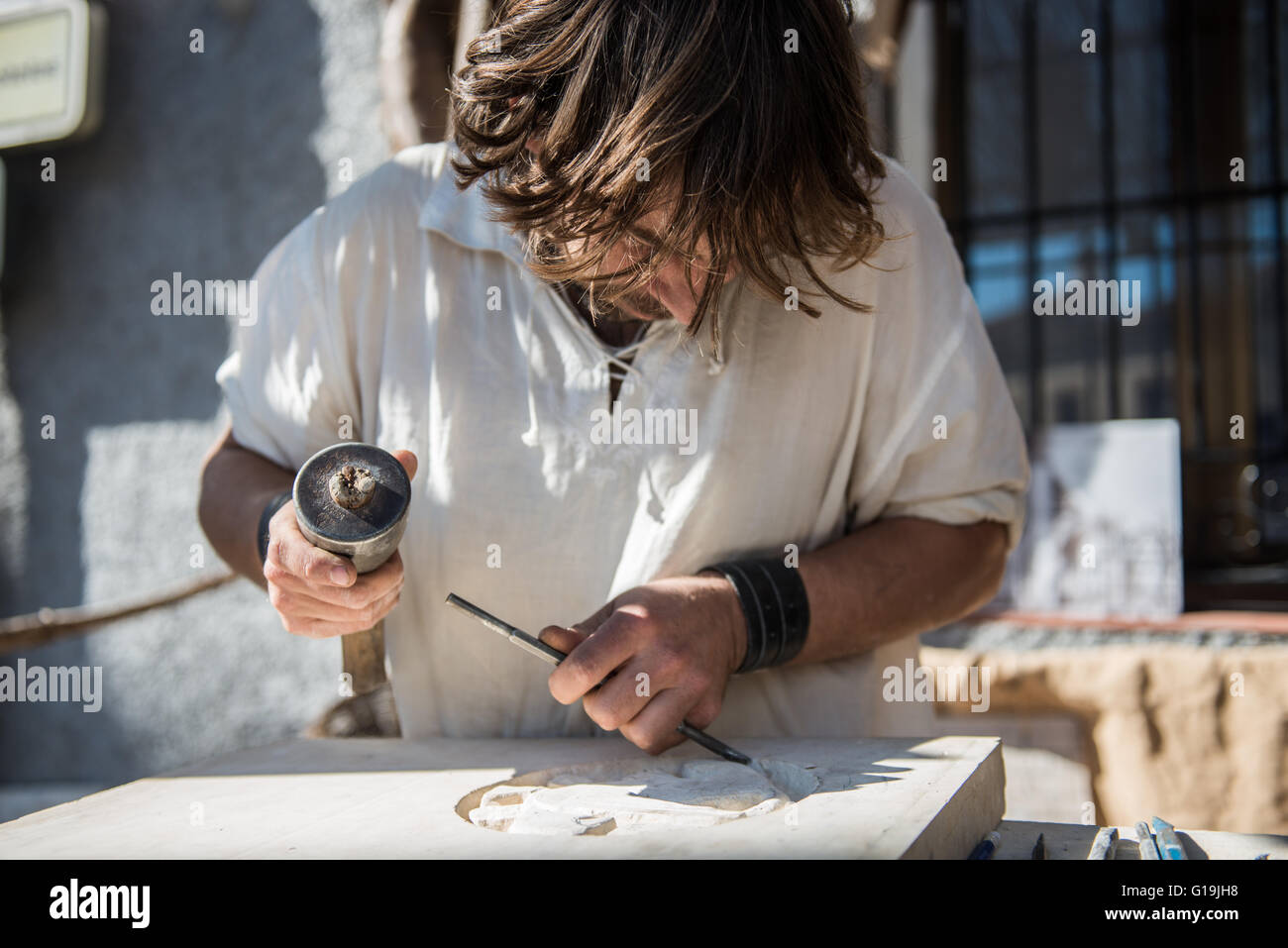 Hammer chisel sculptor stone hi-res stock photography and images - Alamy