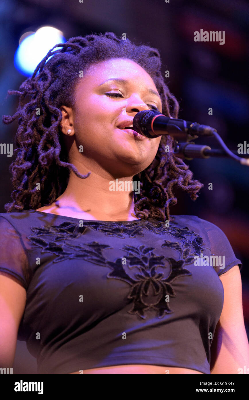 Lizz wright singer hi-res stock photography and images - Alamy