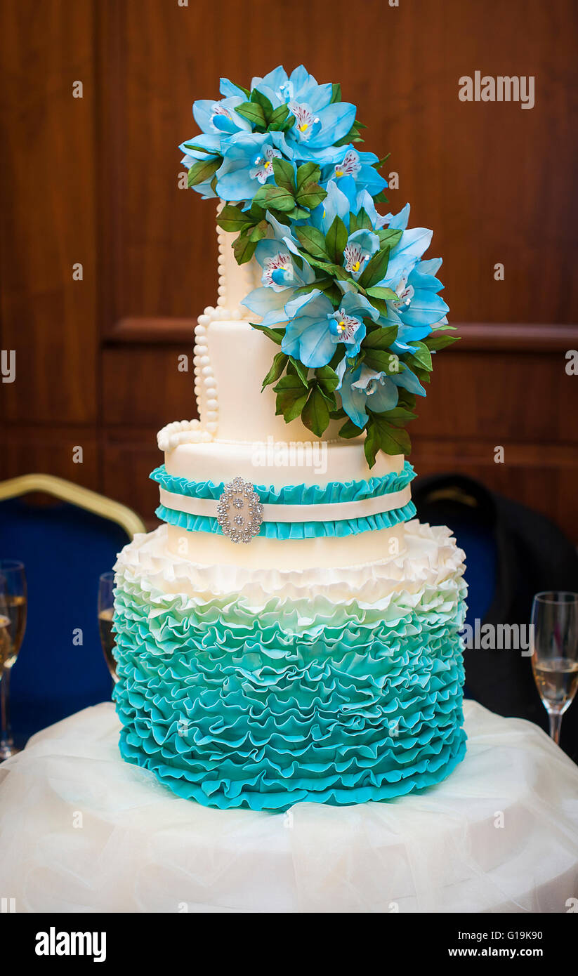 Ombre ruffle cake Stock Photo - Alamy
