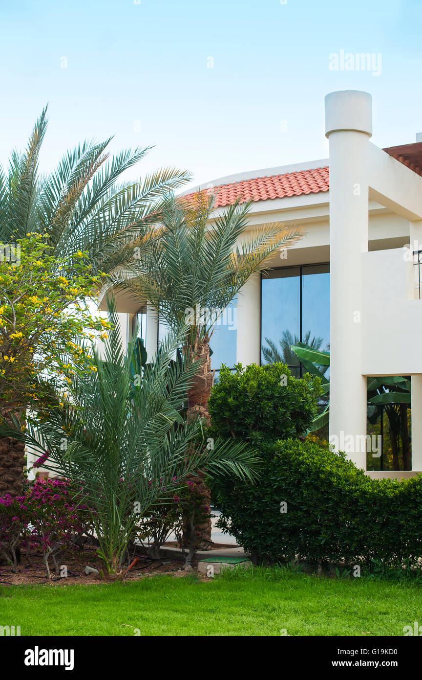 Hotel architecture with palm tree hi-res stock photography and images ...