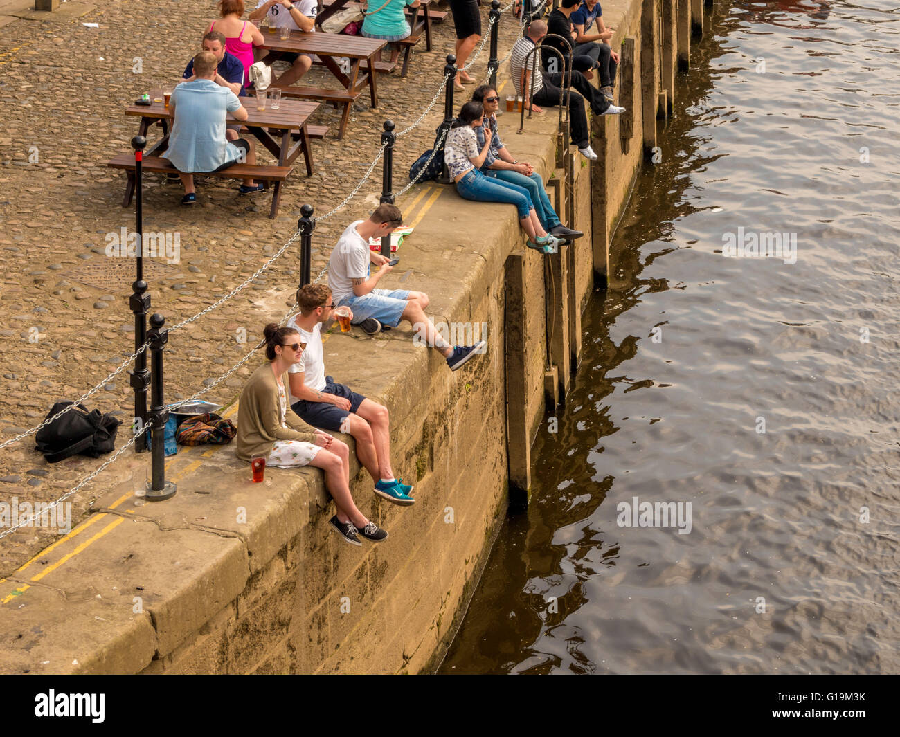 People sitting by river hi-res stock photography and images - Alamy