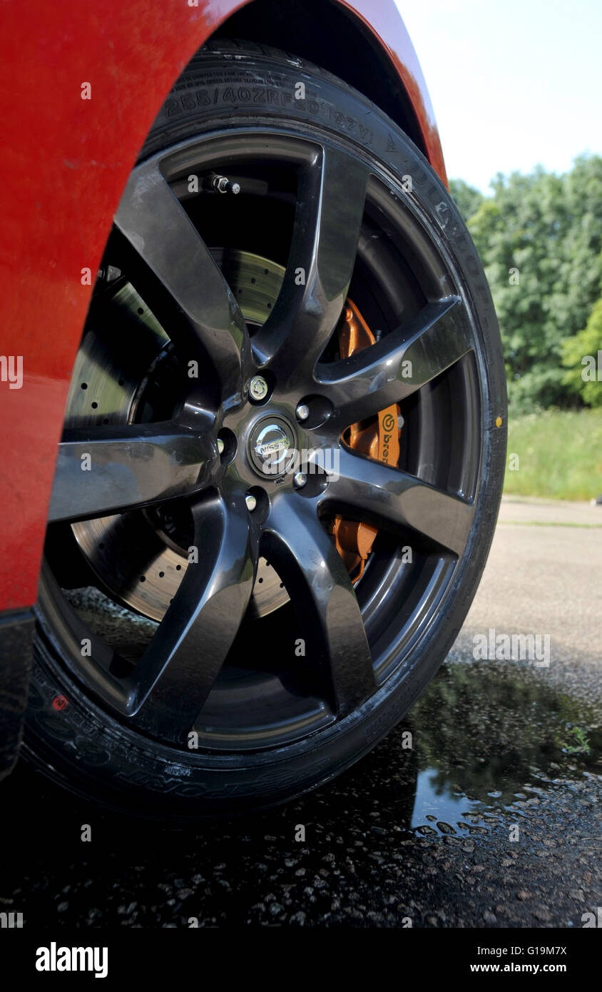 2009 Nissan GT-R R35 hand built Japanese supercar alloy wheel Stock ...