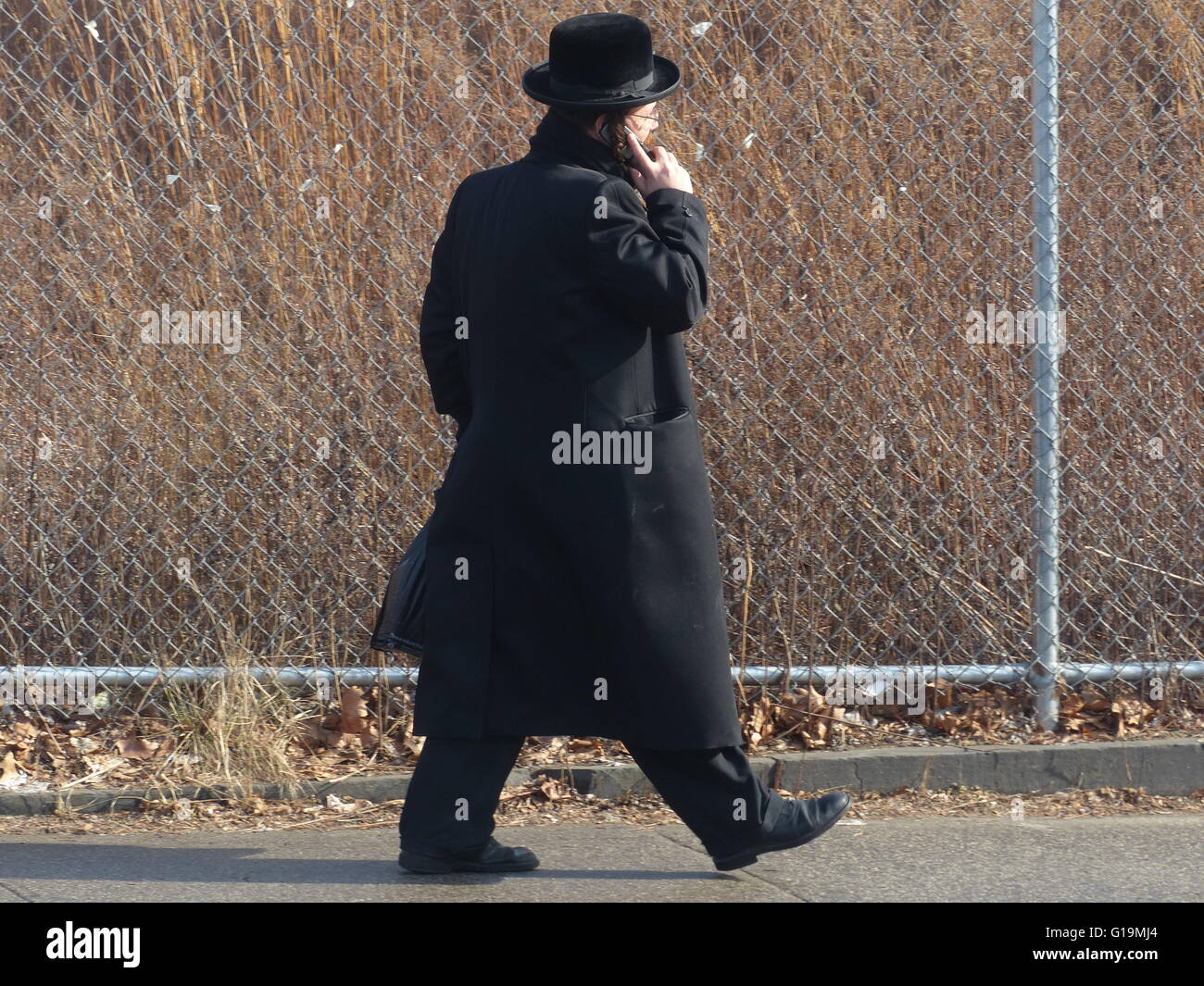 Jewish orthodox phone hi-res stock photography and images - Alamy