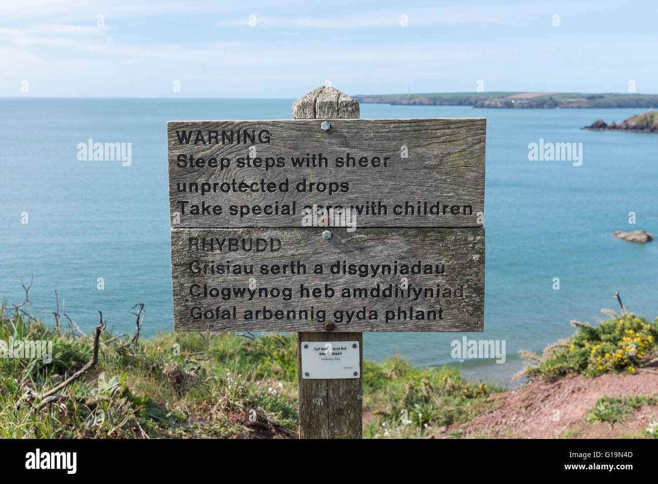 Steep drop warning sign hi-res stock photography and images - Alamy