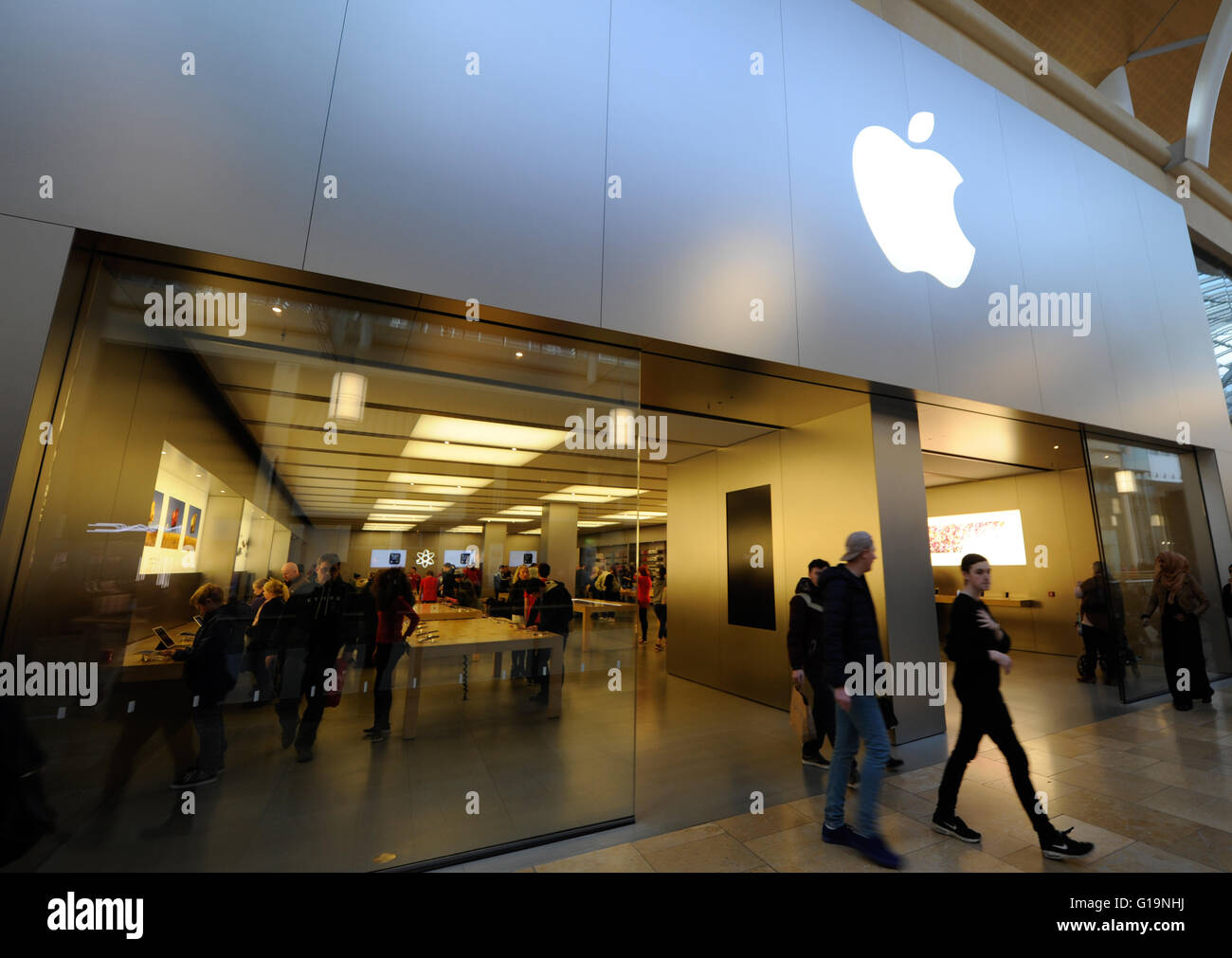 Apple store in Cardiff st Davids centre Stock Photo - Alamy