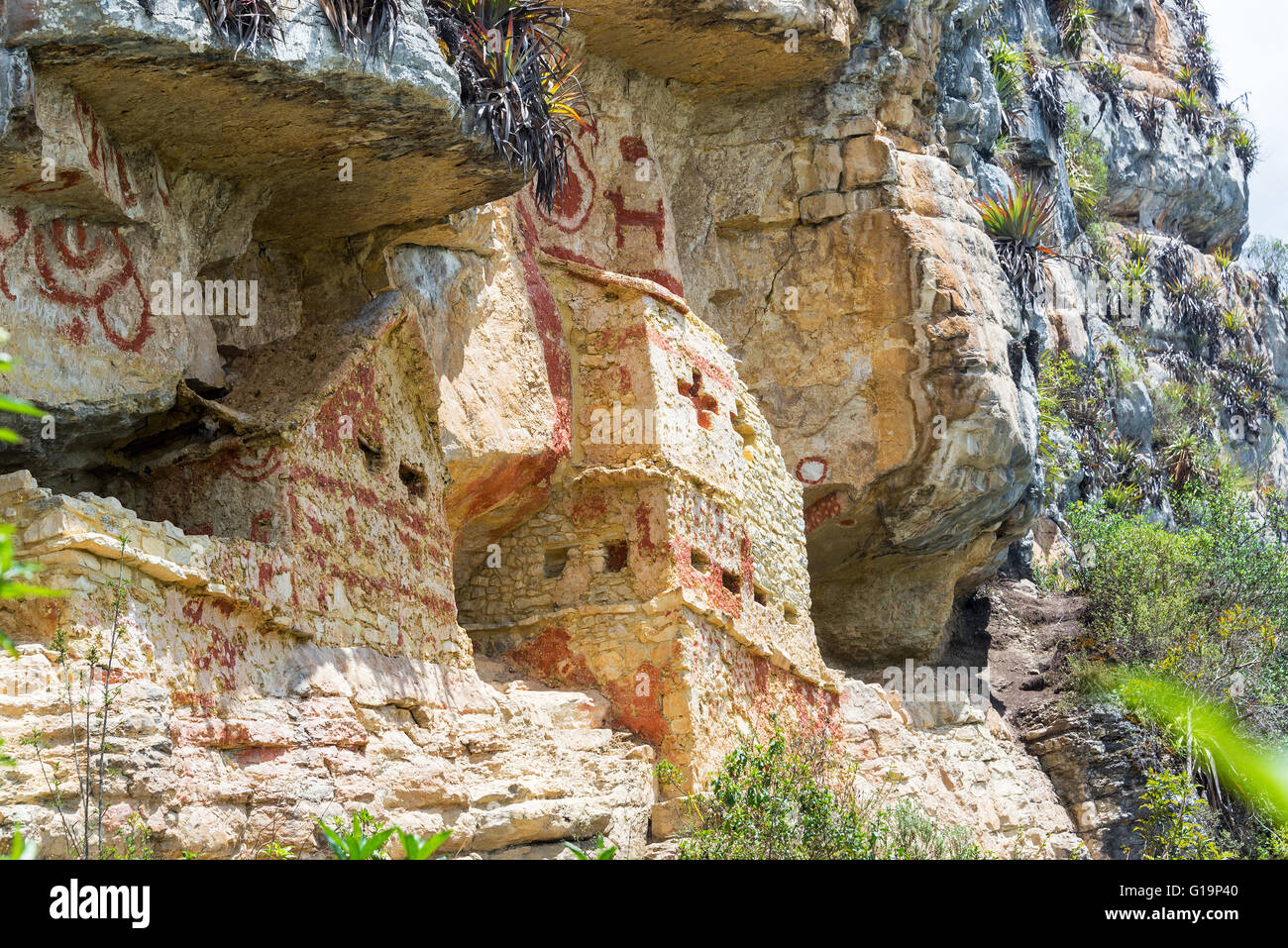 Cliff tombs hi-res stock photography and images - Alamy