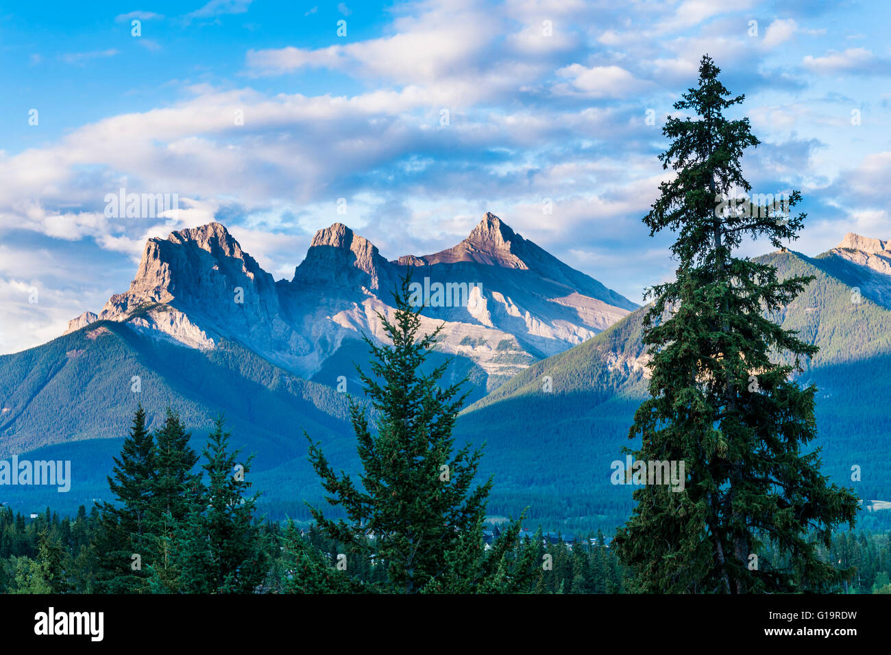 Three sisters mountains canmore hi-res stock photography and images - Alamy