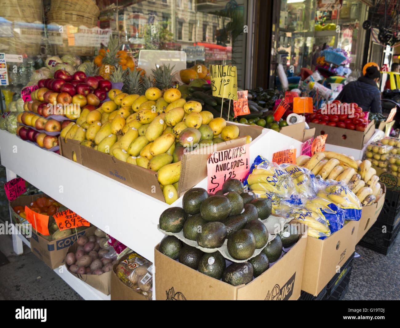 Fruits stand hi-res stock photography and images - Alamy