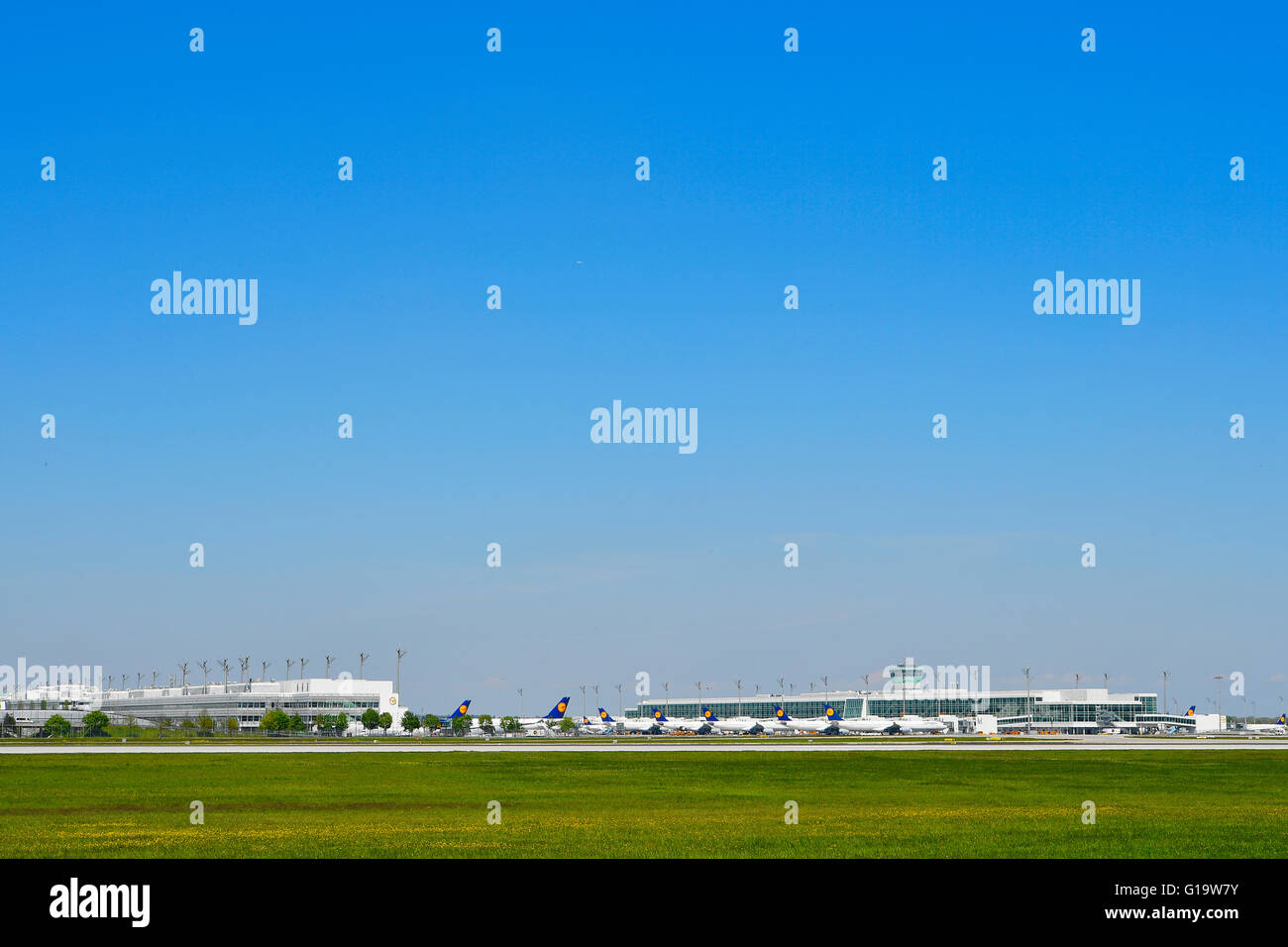 Satellite Building, airplane, plane, aircraft, line up, roll in, out ...