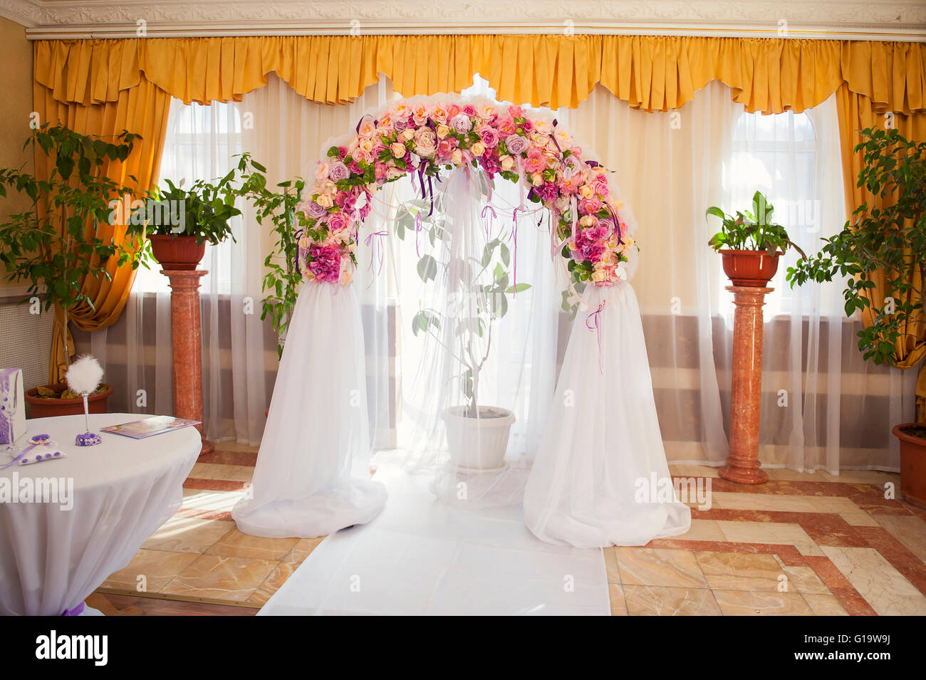 Wedding arc hi-res stock photography and images - Alamy