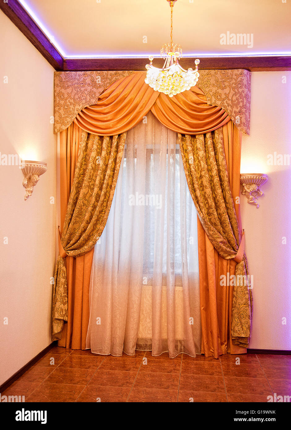 Gold wallpaper interior hi-res stock photography and images - Alamy