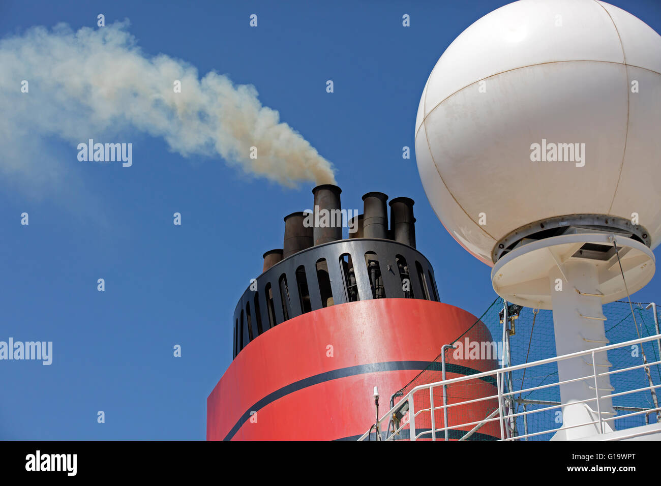 Queen elizabeth cruise ship funnels hi-res stock photography and images ...