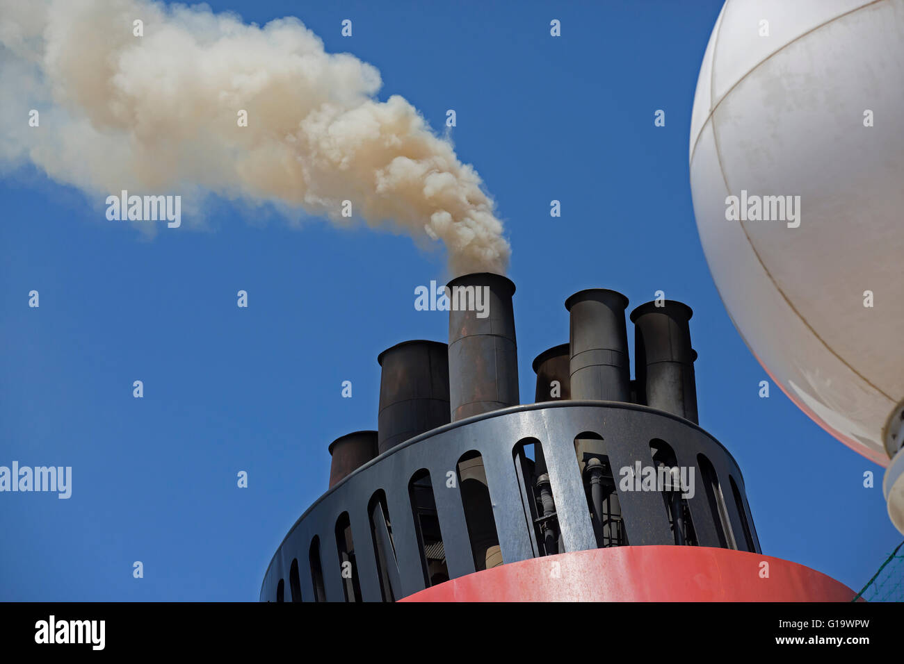 Queen elizabeth cruise ship funnels hi-res stock photography and images ...
