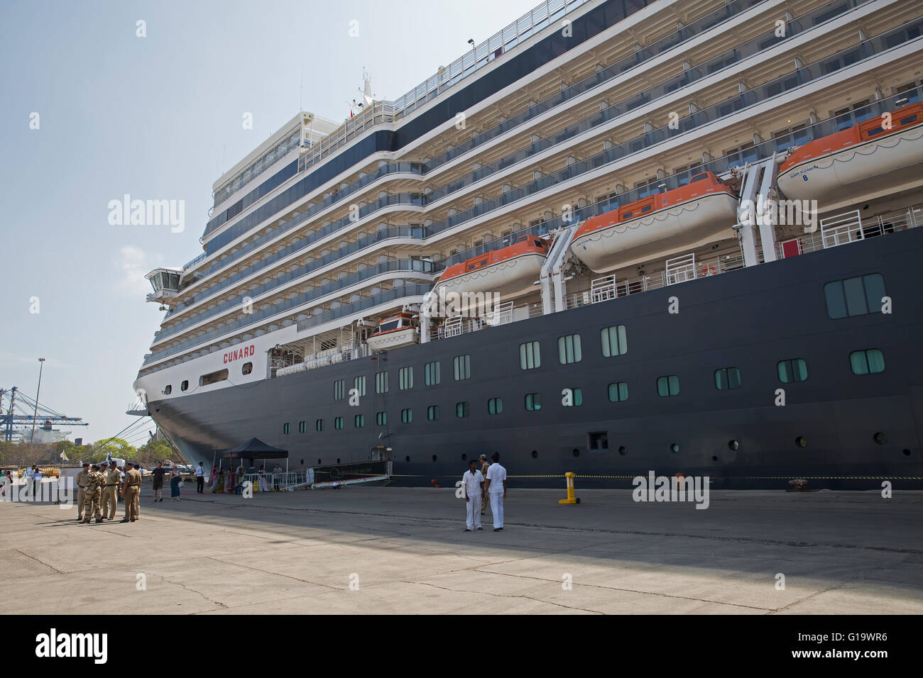 Queen elizabeth cruise ship funnels hi-res stock photography and images ...