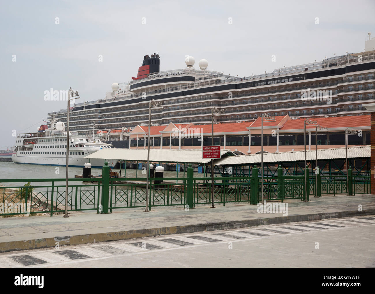 Queen elizabeth cruise ship funnels hi-res stock photography and images ...