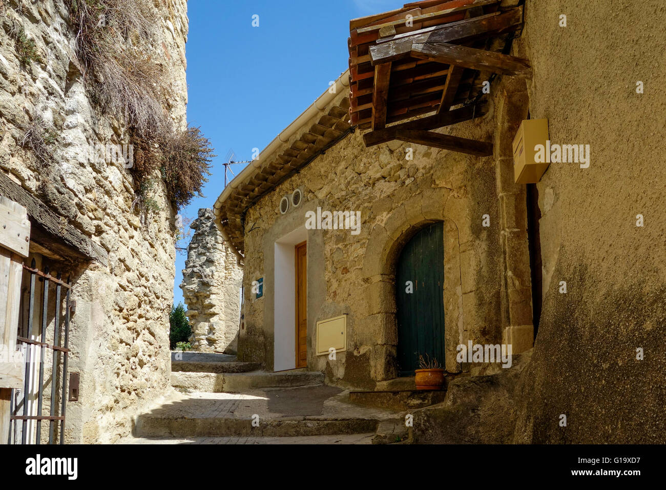 Period houses in the medieval village of Cucuron, Luberon, Vaucluse ...