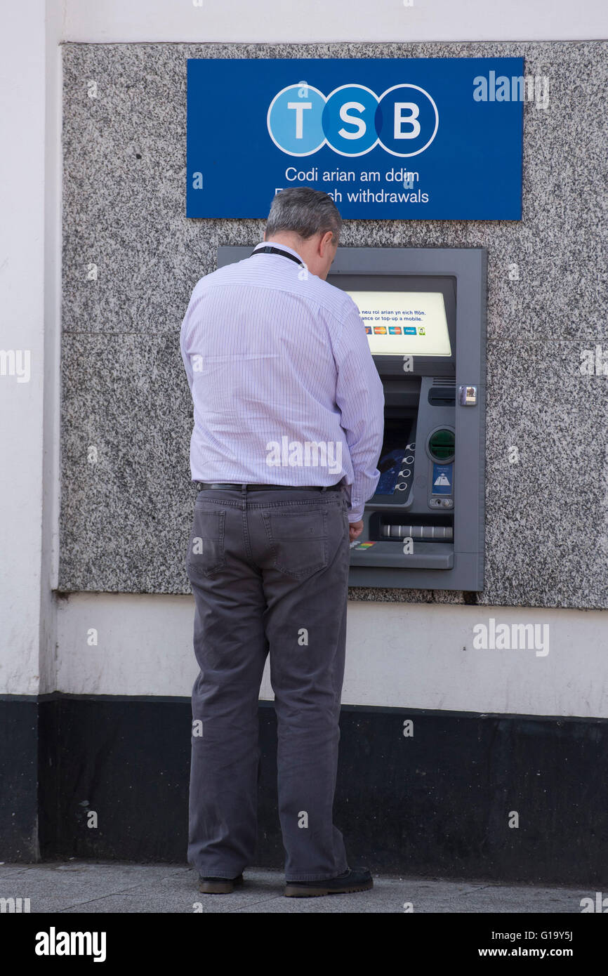 Retail man hi-res stock photography and images - Alamy