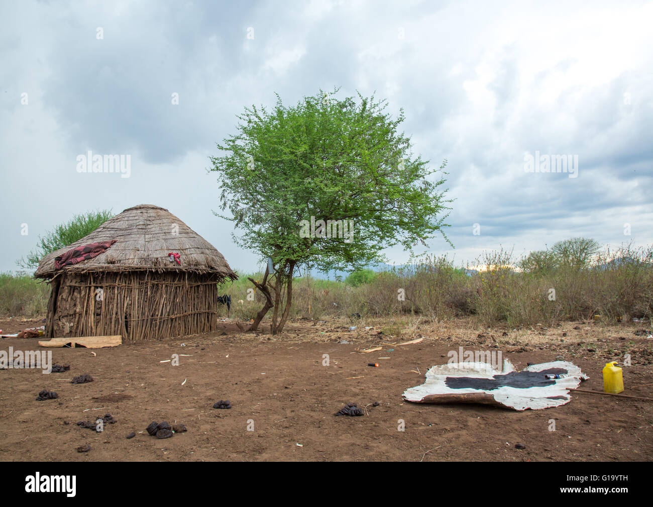 Mursi the mursi village house home hi-res stock photography and images ...