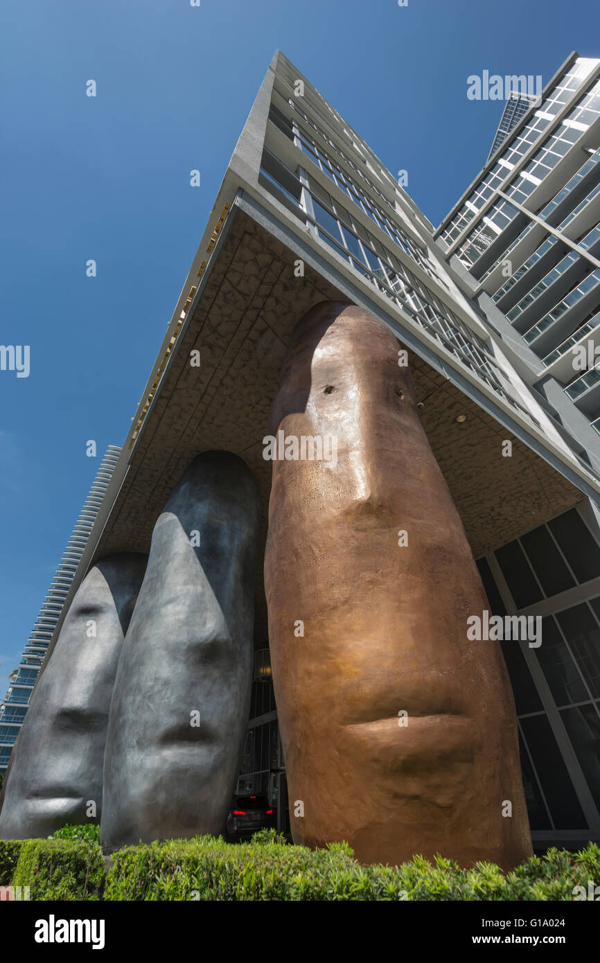 GIANT HEAD COLUMNS W HOTEL ENTRANCE (©ARQUITECTONICA 2008) BRICKELL ...