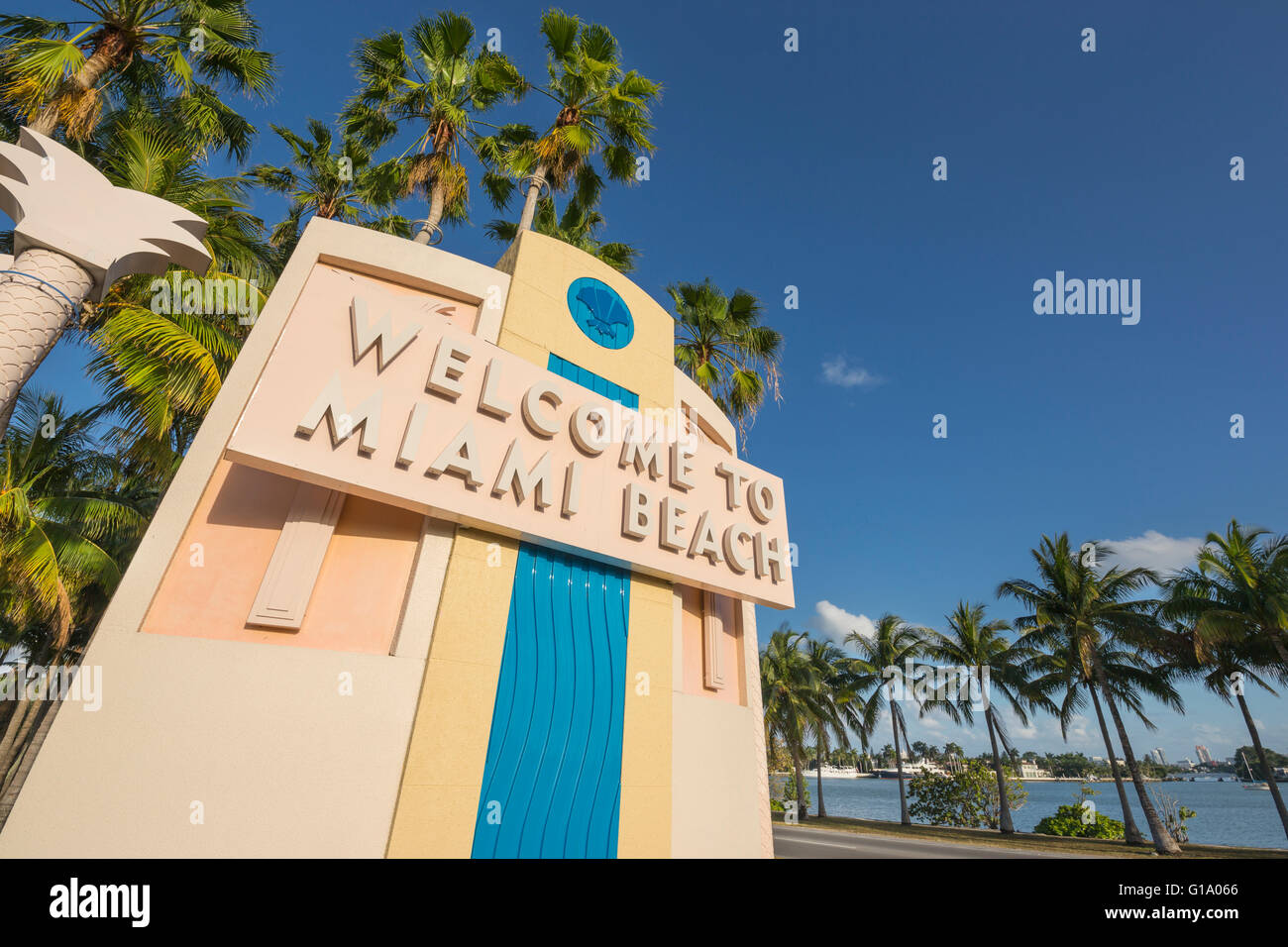 WELCOME TO MIAMI BEACH SIGN TUTTLE CAUSEWAY MIAMI BEACH FLORIDA USA ...