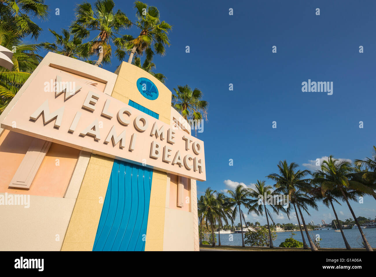 WELCOME TO MIAMI BEACH SIGN TUTTLE CAUSEWAY MIAMI BEACH FLORIDA USA ...