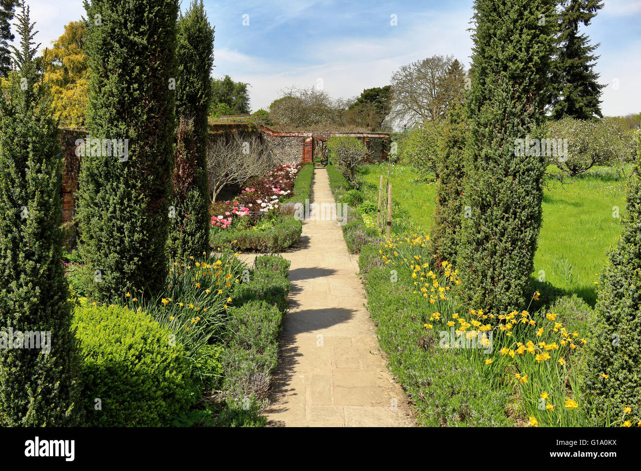 Garden path between flower beds hi-res stock photography and images - Alamy