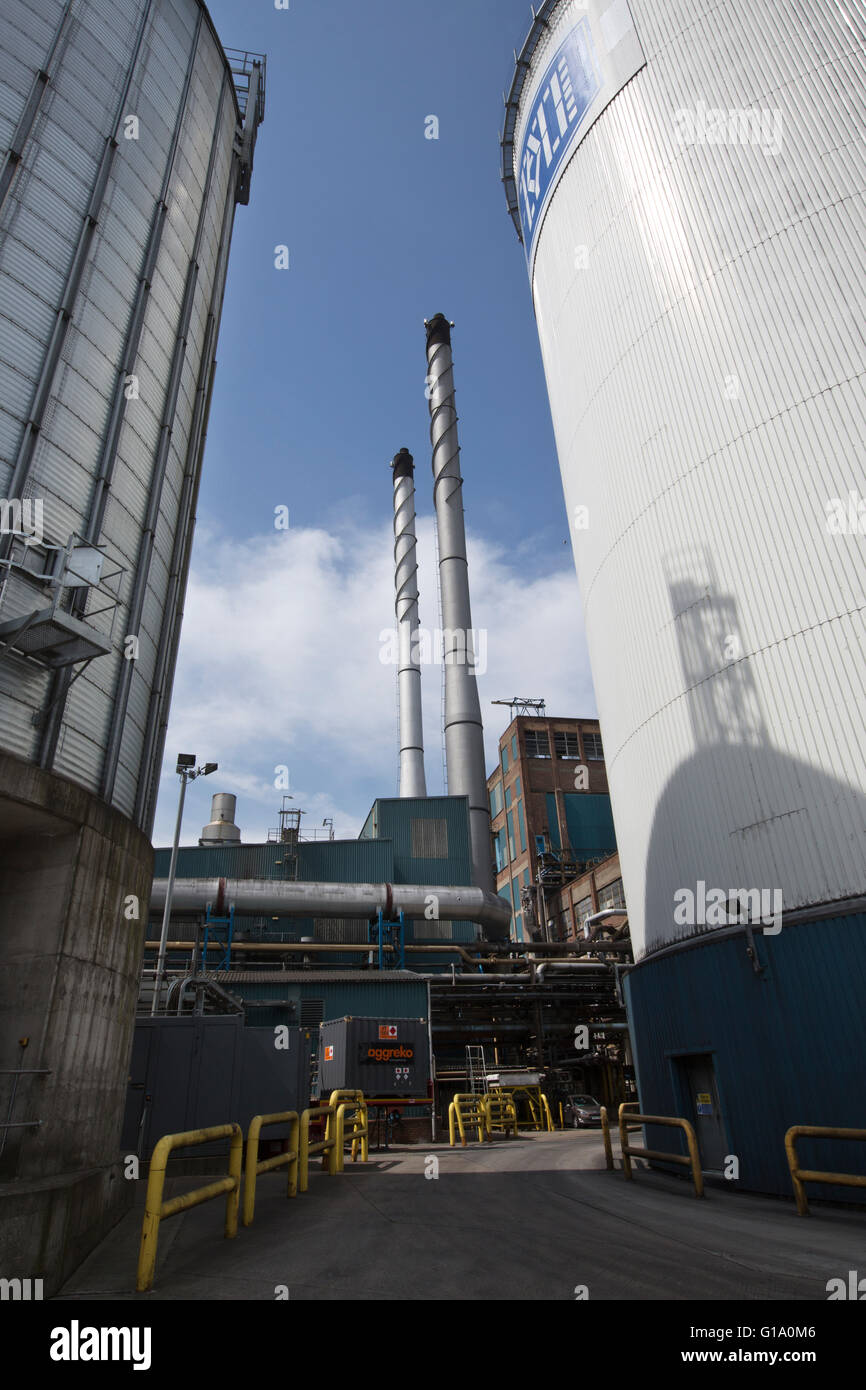 Tate & Lyle sugar refinery in Silvertown, London Docks, England, UK ...