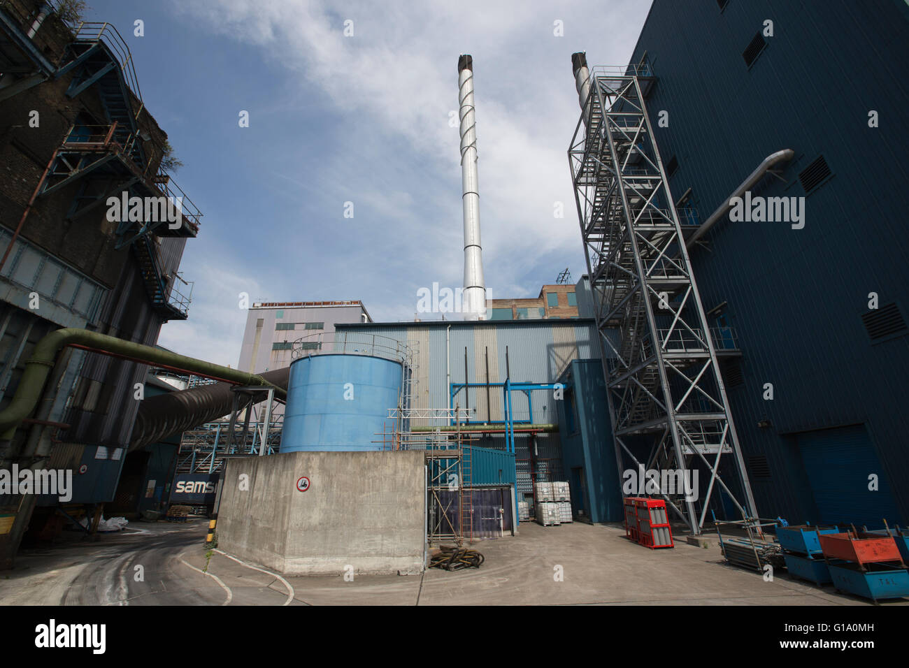 Tate & Lyle sugar refinery in Silvertown, London Docks, England, UK ...