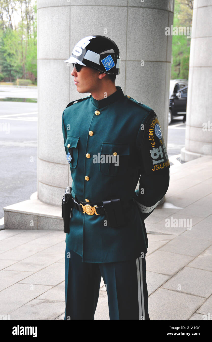 ROK soldier on guard at the DMZ in South Korea Stock Photo - Alamy