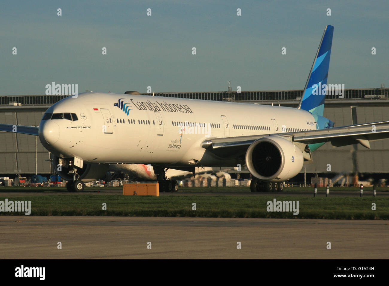 GARUDA INDONESIA 777 Stock Photo - Alamy
