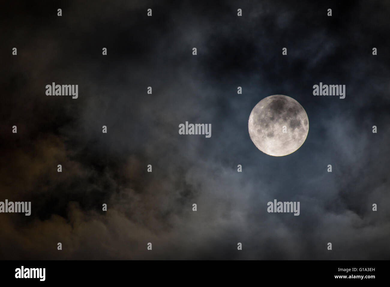 Moonrise in the night sky Stock Photo - Alamy