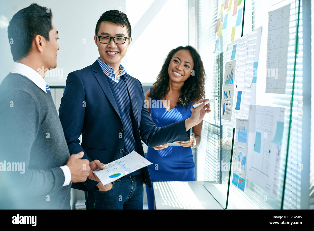 Asian business team hi-res stock photography and images - Alamy