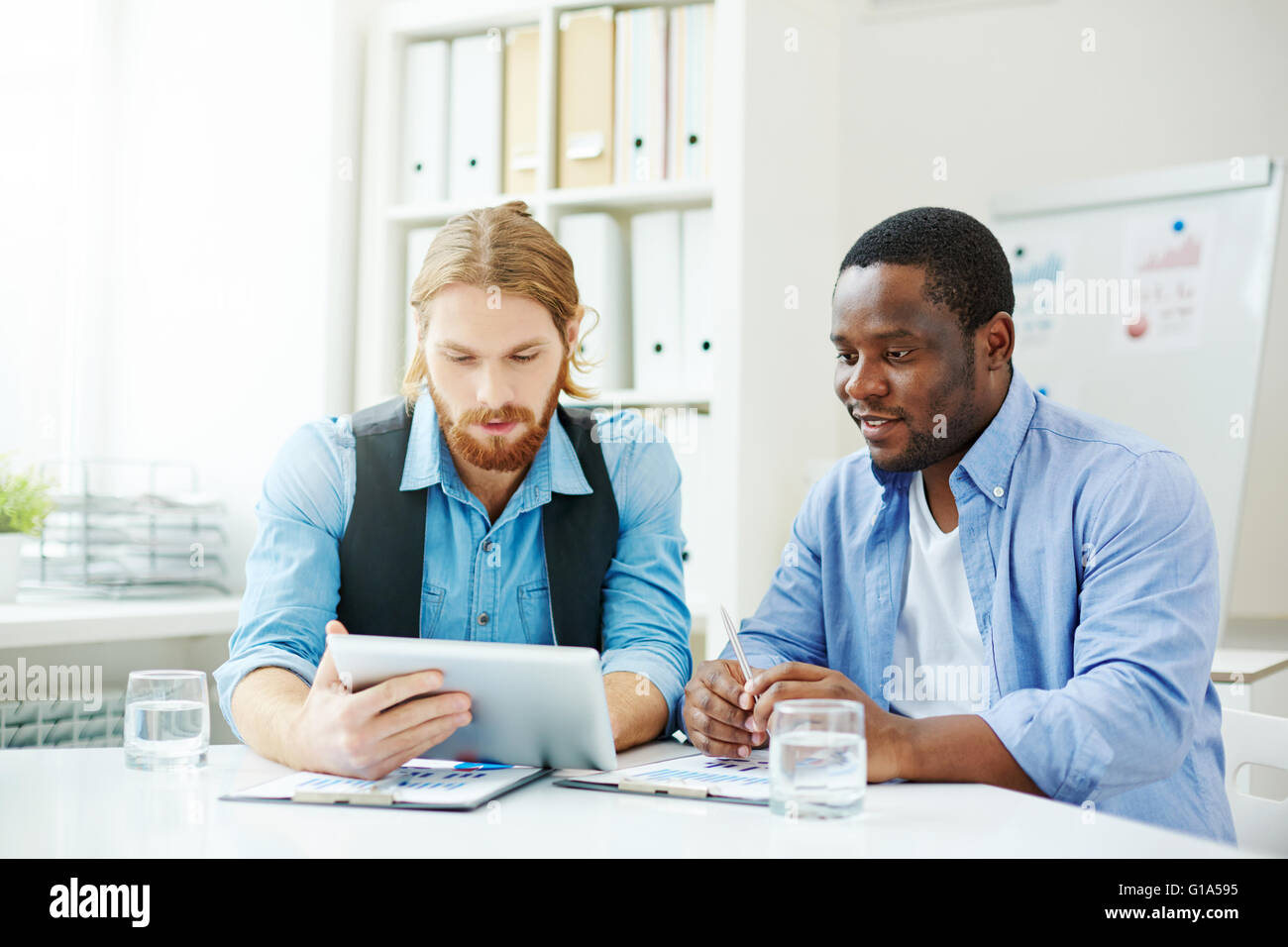 Two businessmen networking hi-res stock photography and images - Alamy