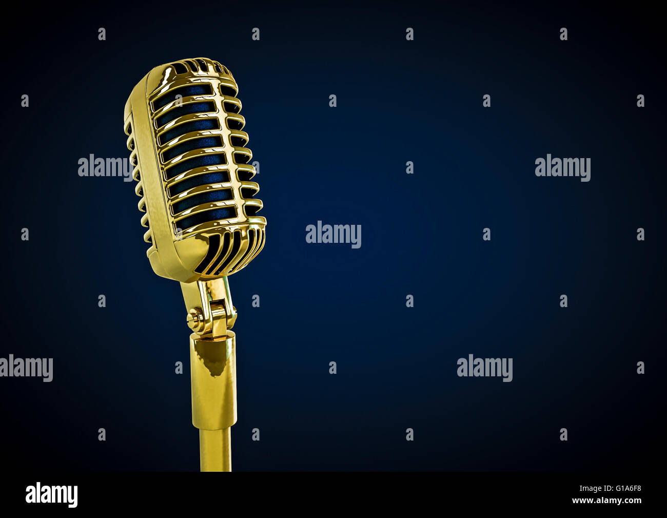 Retro gold microphone / 3D render of old fashioned classic microphone ...