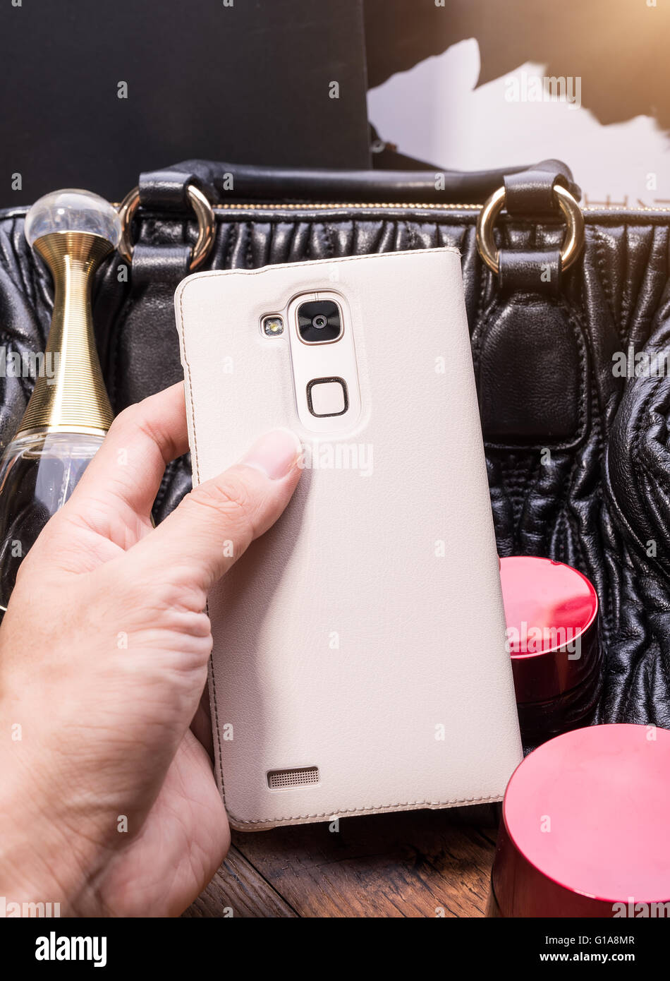 Female hand holding a phone case Stock Photo - Alamy