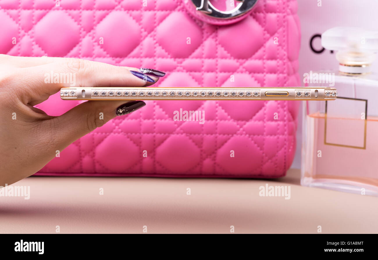 Female hand holding a phone case Stock Photo - Alamy