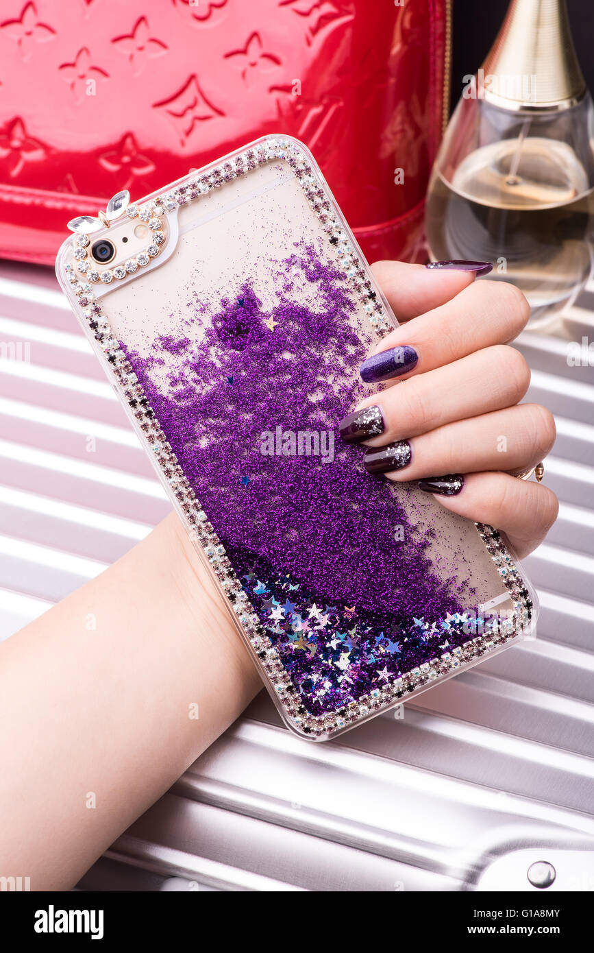 Female hand holding a phone case Stock Photo - Alamy