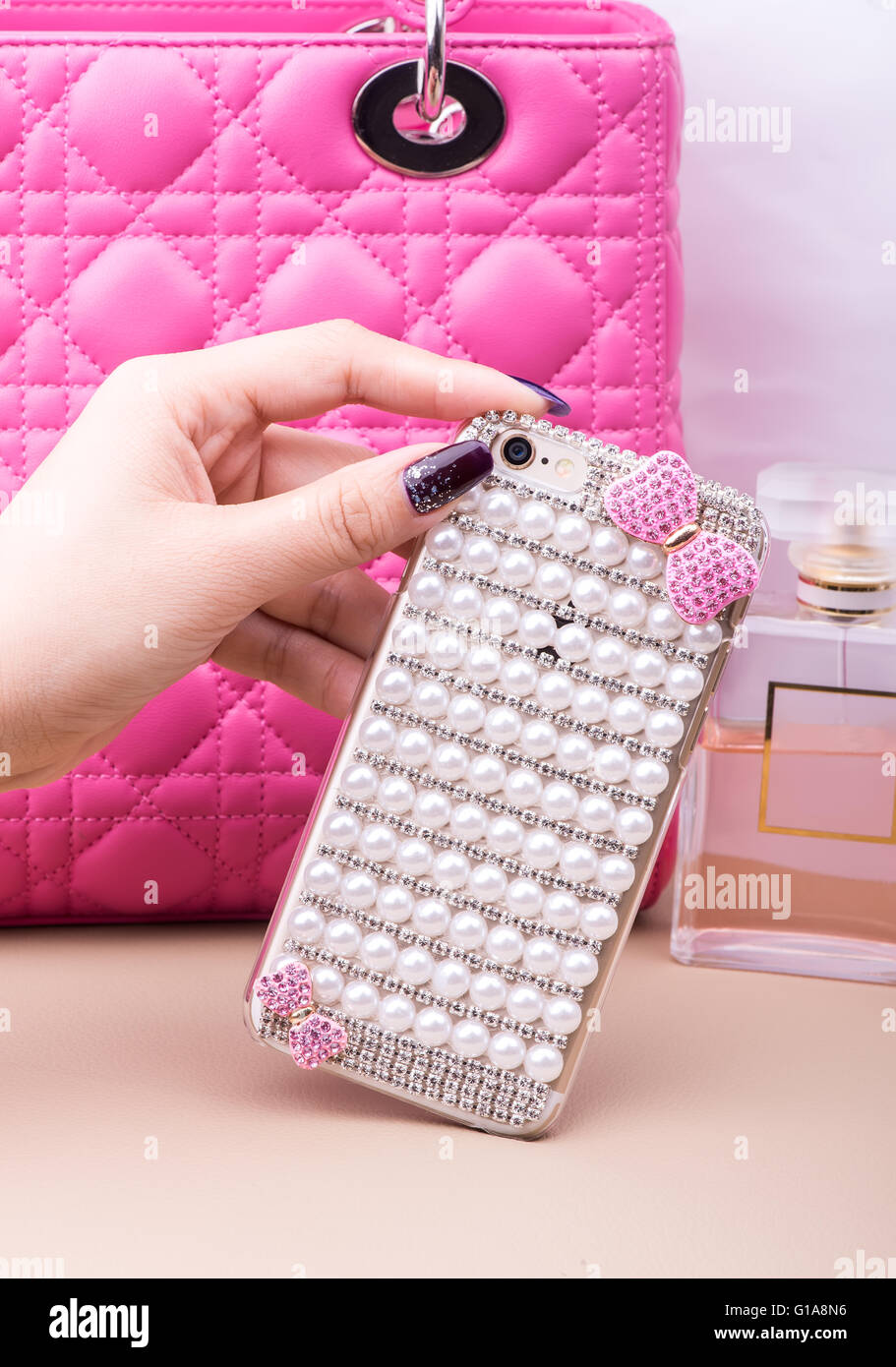 Female hand holding a phone case Stock Photo - Alamy