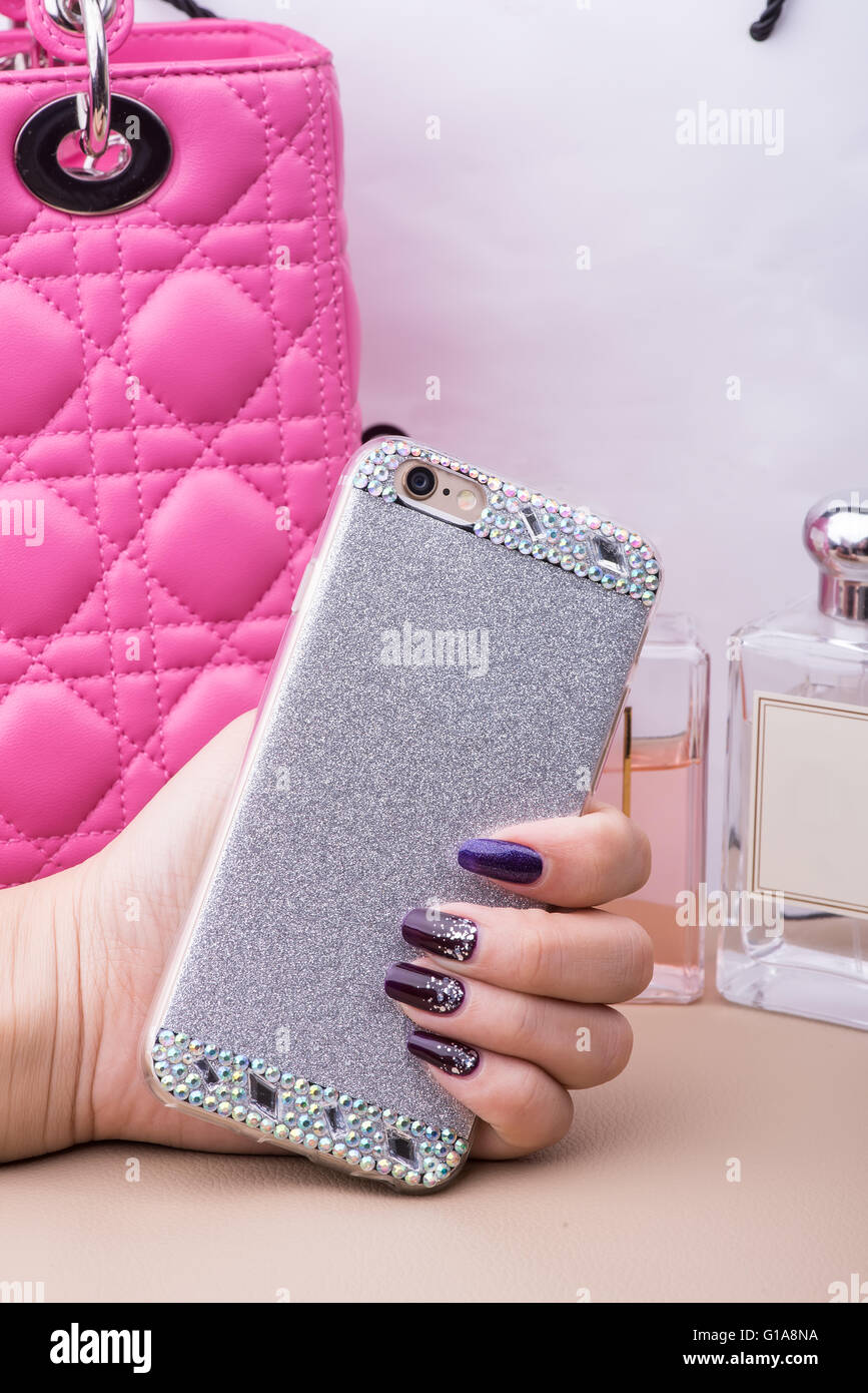 Female hand holding a phone case Stock Photo - Alamy