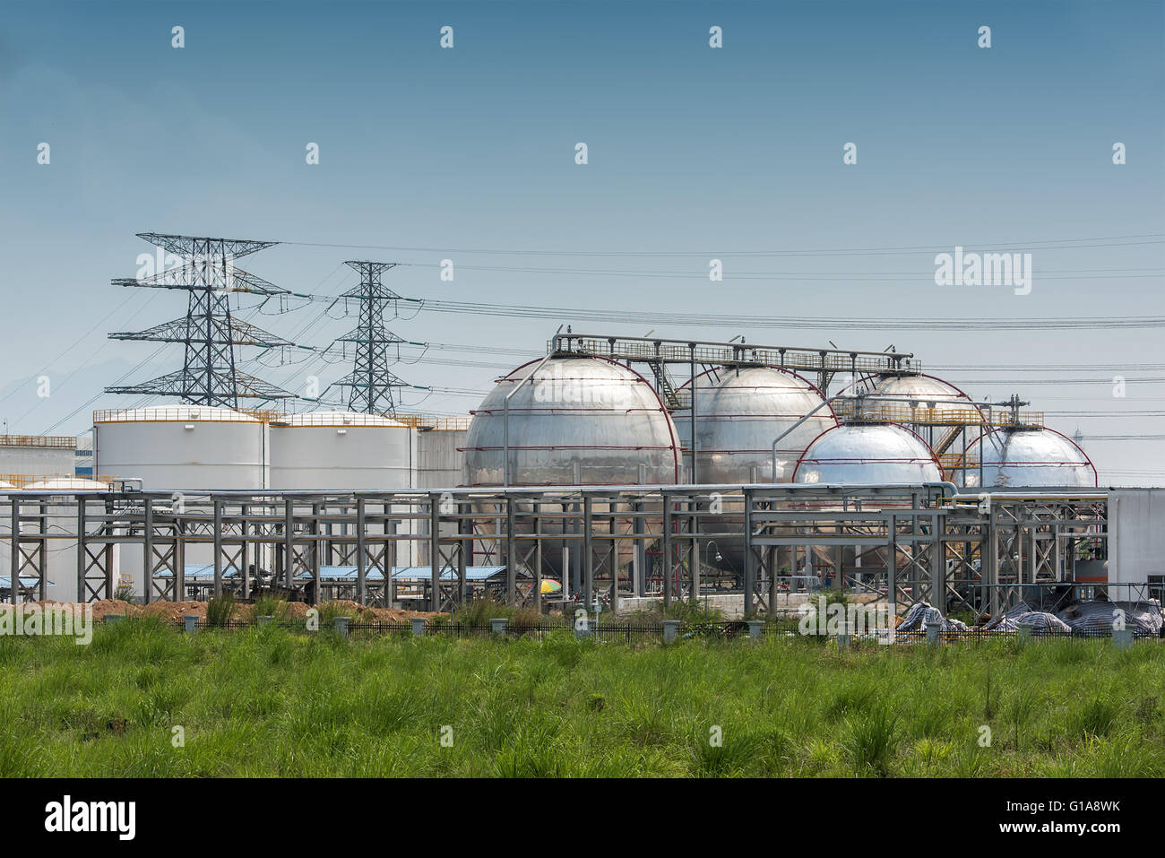 Refinery storage tanks hi-res stock photography and images - Alamy