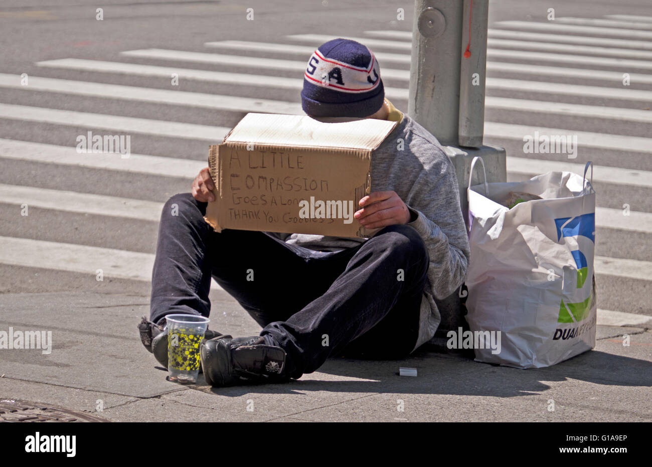 Homeless man begging in Manhattan Streets New York City Stock Photo - Alamy