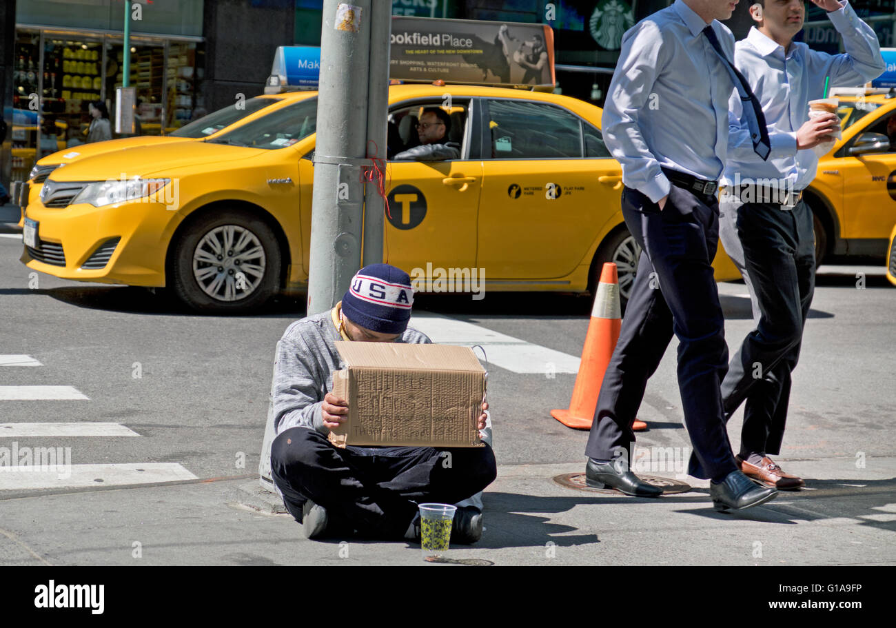 Homelessness in the city hi-res stock photography and images - Alamy