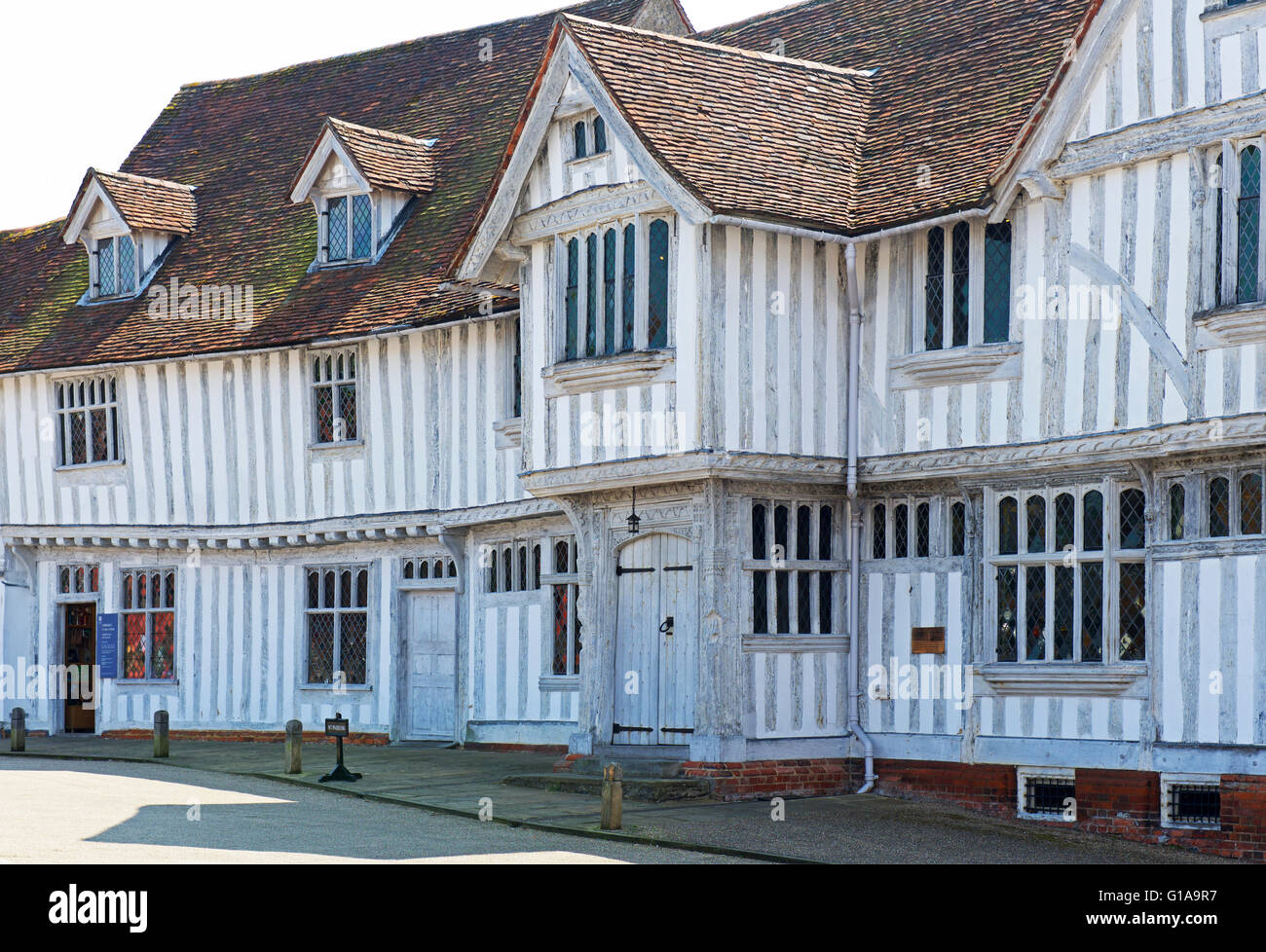 The medieval and tudor guildhall hi-res stock photography and images ...