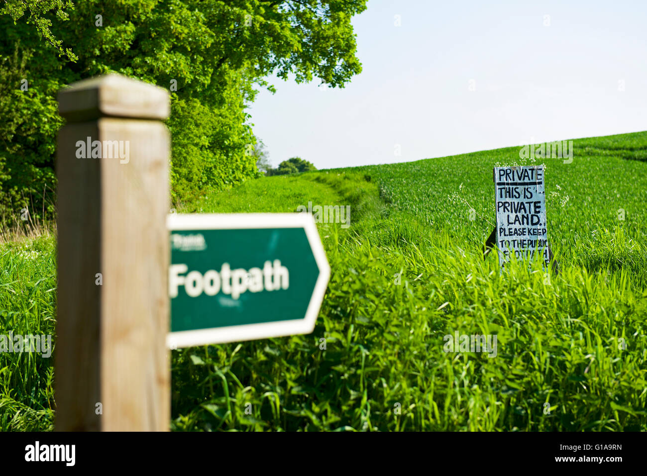 Private land field sign hi-res stock photography and images - Alamy