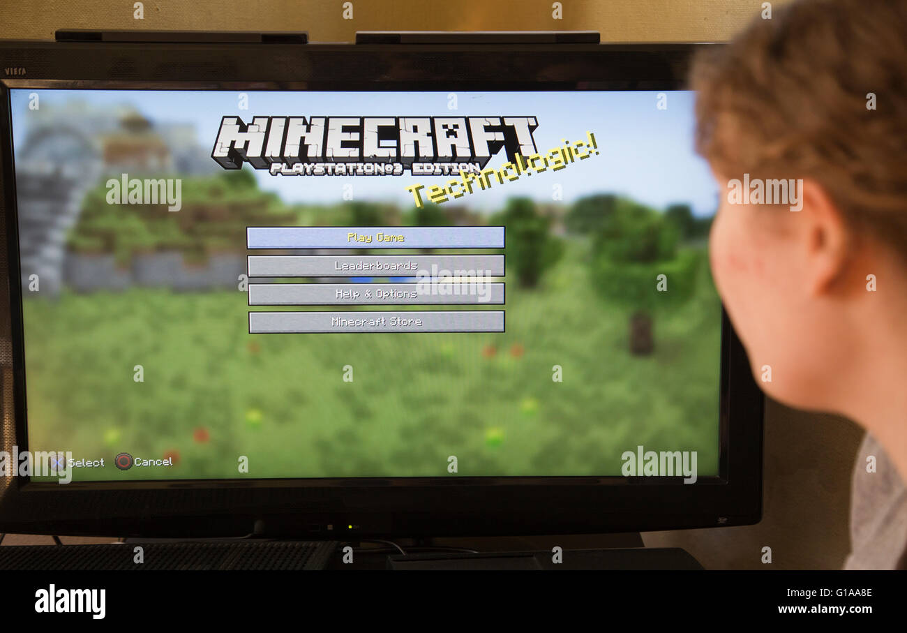 Teenage girl playing Minecraft at home Stock Photo - Alamy
